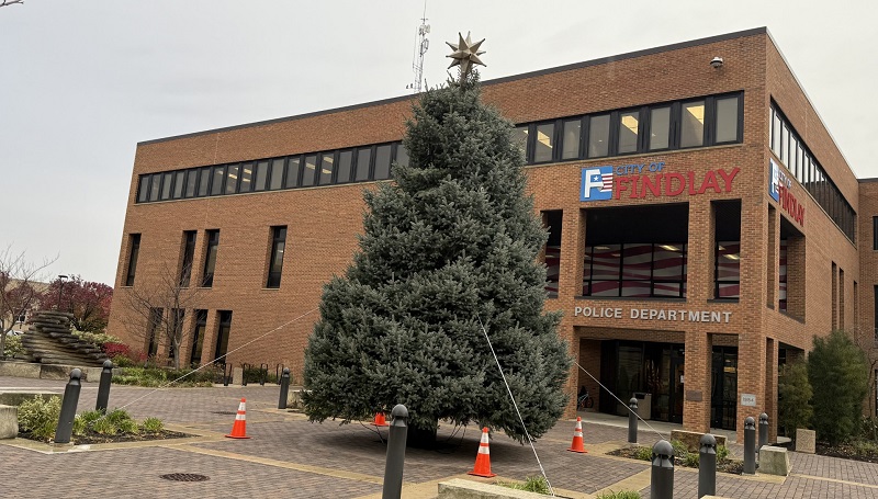 City Of Findlay Christmas Tree Goes Up In Front Of Municipal Building ...
